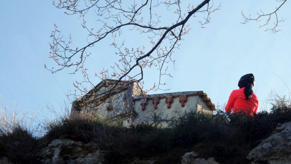 Skrivena crkvica Sveti Petar na Vrhu: mistično mjesto iznad Bala