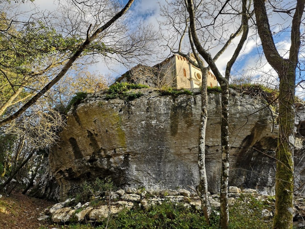 Skrivena crkvica Sveti Petar na Vrhu: mistično mjesto iznad Bala