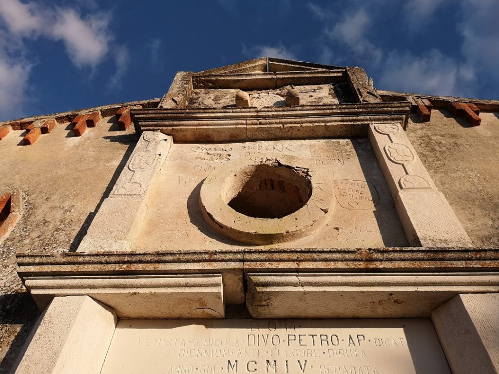 Skrivena crkvica Sveti Petar na Vrhu: mistično mjesto iznad Bala